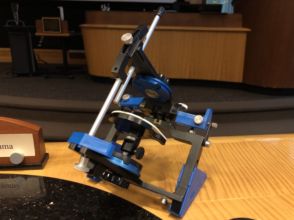 うるま市でインプラント治療なら｜国際インプラント学会指導医が担当【ファーストデンタルクリニックうるま】